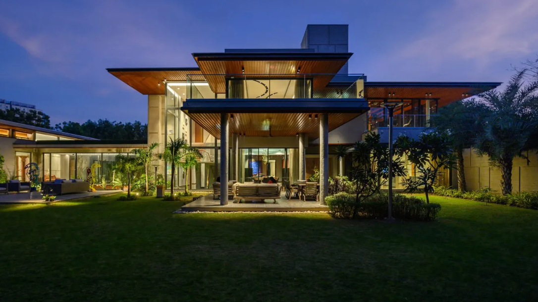 Exploring the Nature Retreat: A Paradise of Glass and Nature