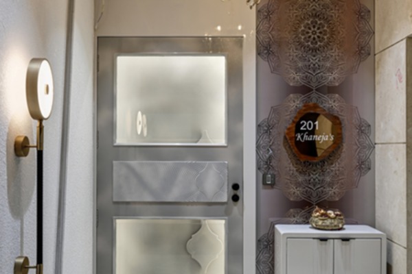 A Weekend Home Framed in Lacquered Glass and Modern Luxury