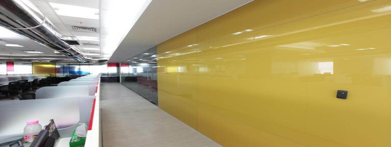 Vibrant Lacquered Glass Wall Panelling for Offices | Saint Gobain